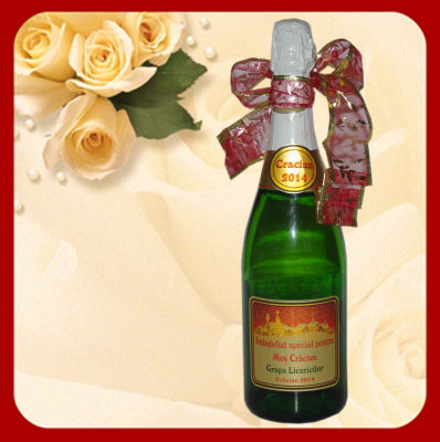 Sticla face parte dintr-o caseta ce cuprinde si pahare personalizate ...